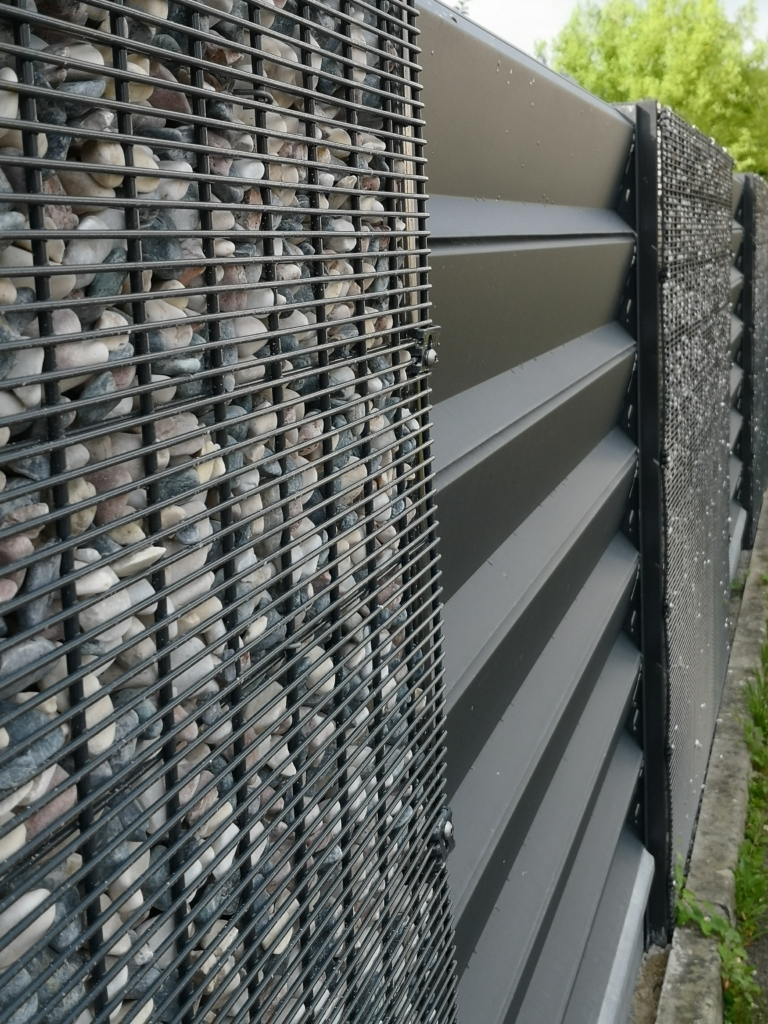 Clôture LIPPI Univers Z lames persiennées avec gabion fin installée à ...